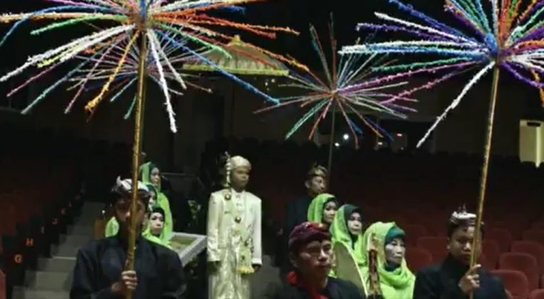 "Manten Pegon" Sebuah Prosesi Budaya Menikah Asal Surabaya - Nawacita