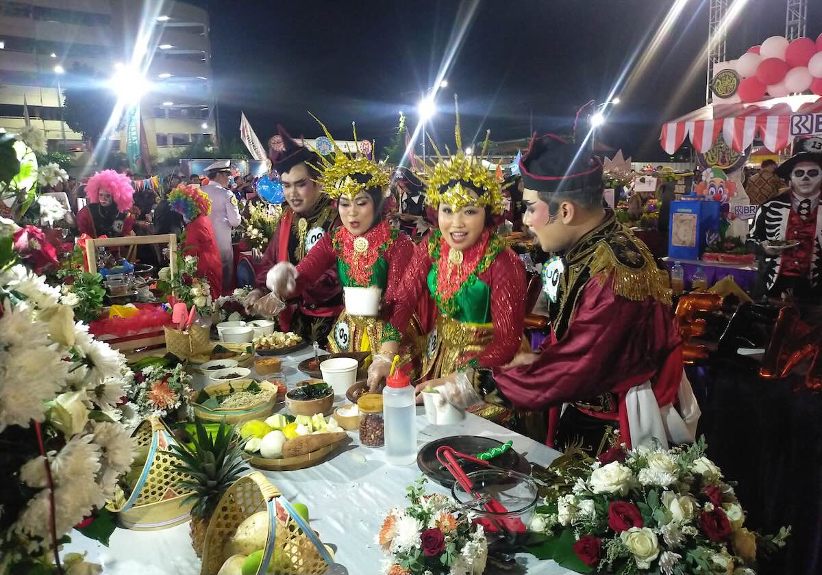 THR Kembali Dihidupkan Lewat Rujak Uleg 2025, Warga Surabaya Antusias ...